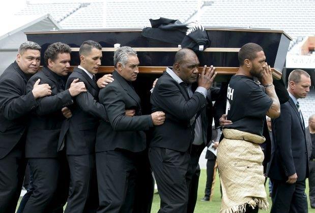 El "Haka" más emotivo: miles de personas despidieron a Jonah Lomu - Big ...