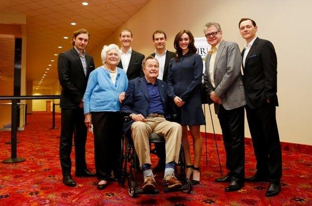 A lo Ari Paluch: acusan a George Bush de manosear a una actriz - Big ...