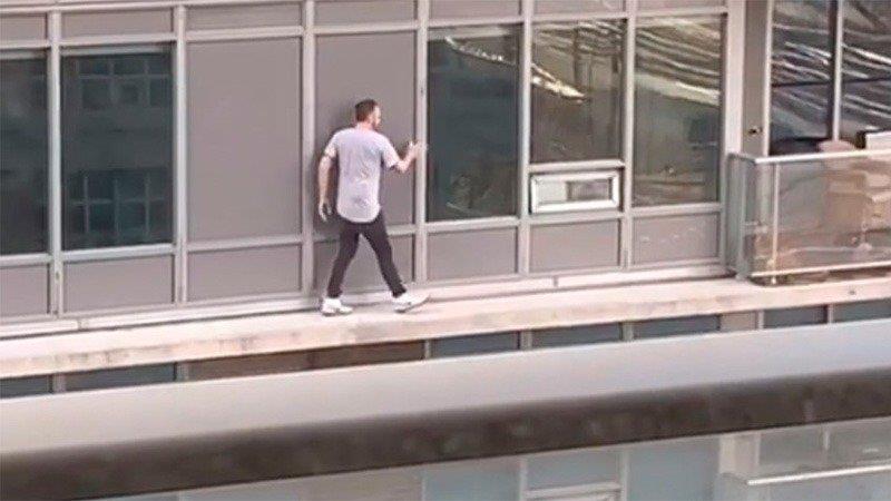 Piel de gallina: caminó por la cornisa para rescatar a su gatito - Big ...