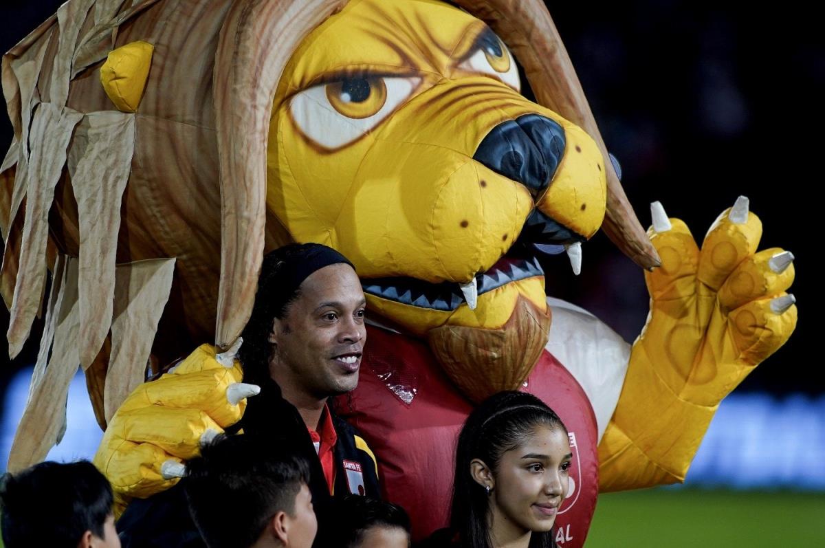 Ronaldinho hasta las manos: volvieron a detenerlo por el pasaporte ...