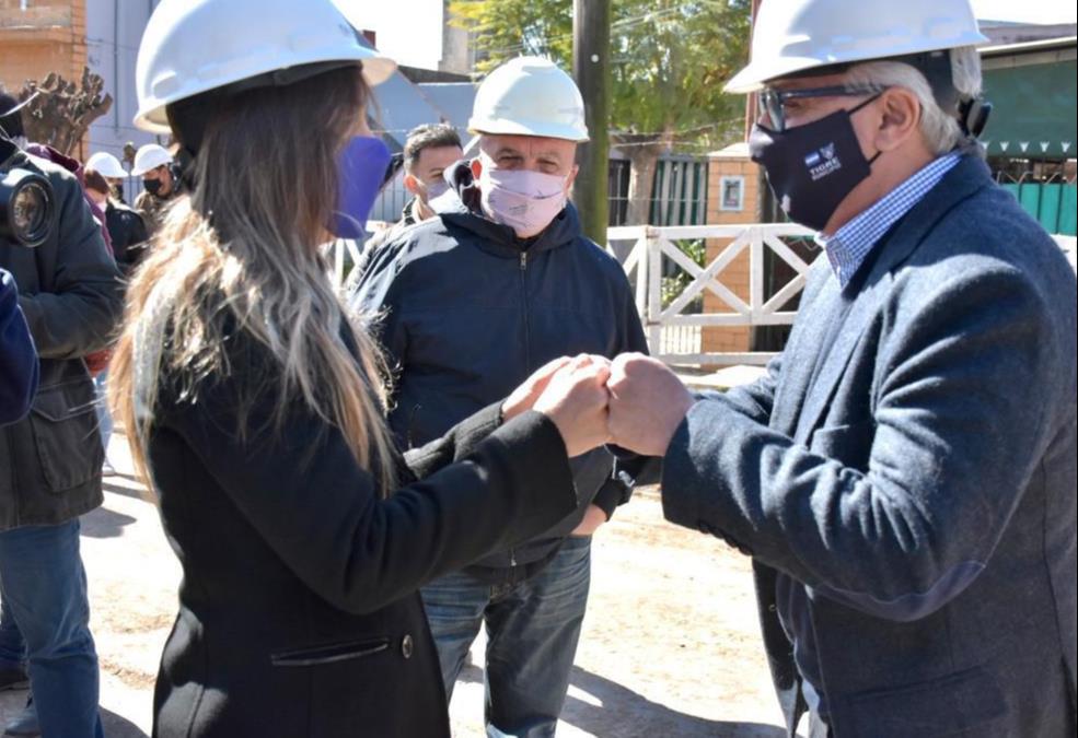 Malena Galmarini y Julio Zamora recorrieron una red de agua que beneficiará a más de 7300 ...
