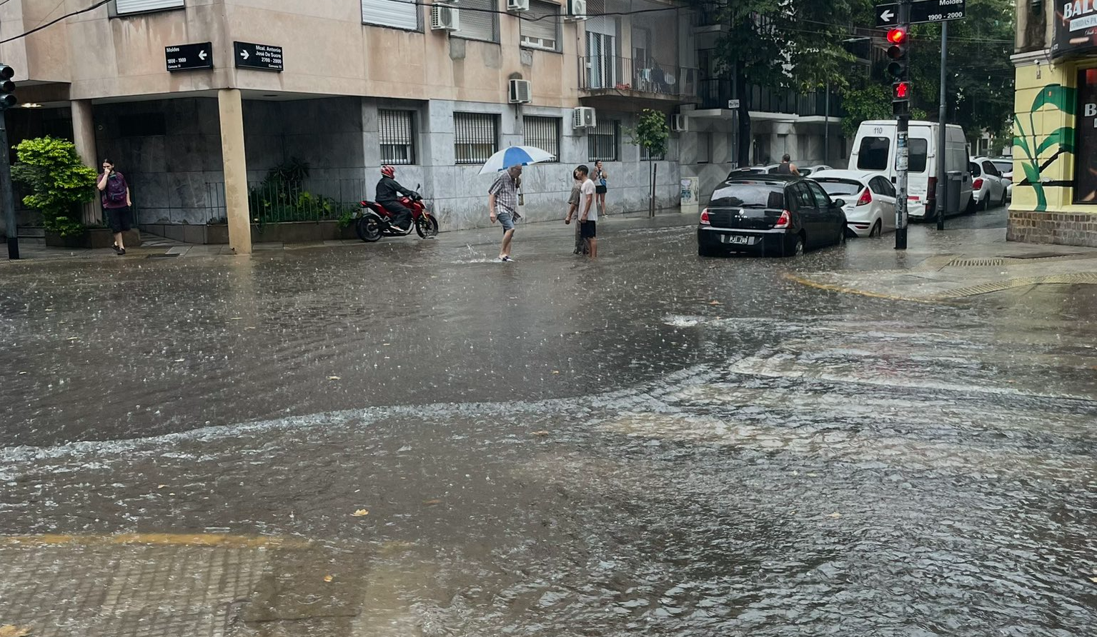 Llegó la lluvia, pero vino con toda: el AMBA quedó bajo el agua ...