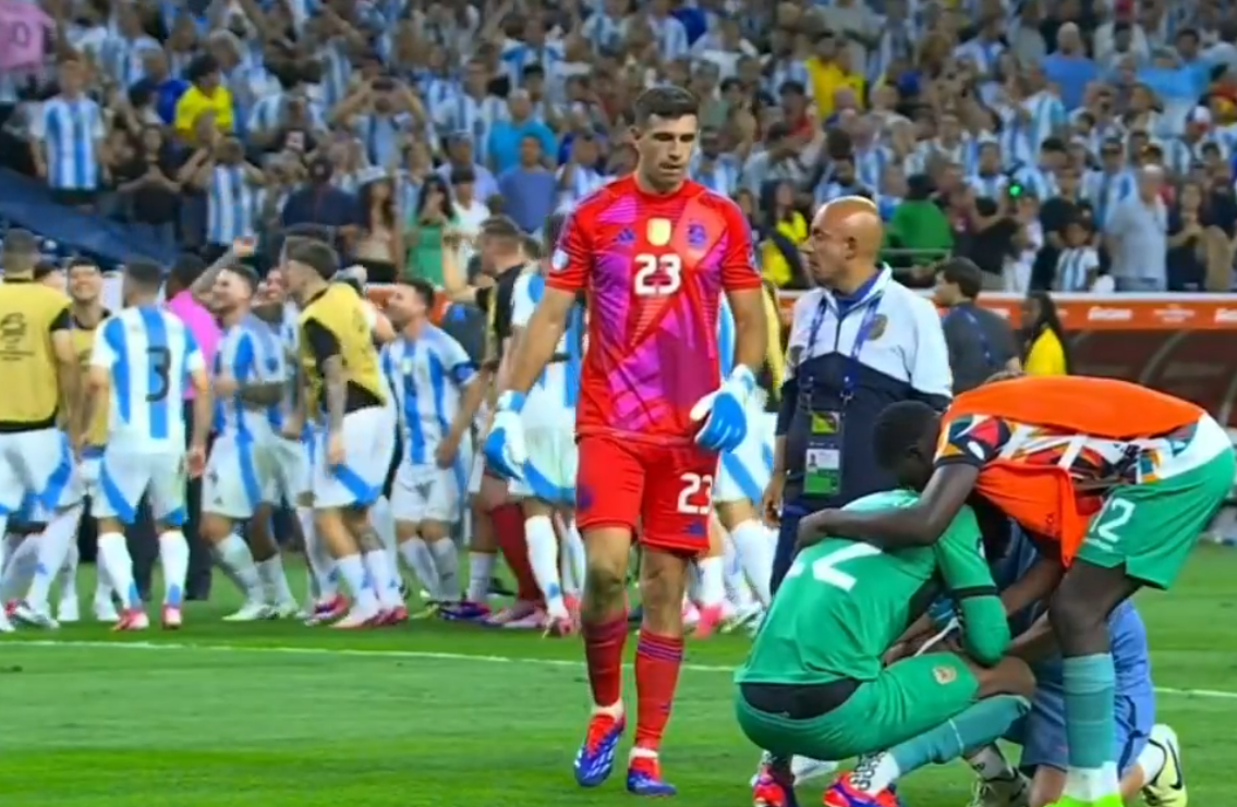 El gran gesto del "Dibu" Martínez con los jugadores de Ecuador tras su eliminación de la Copa ...