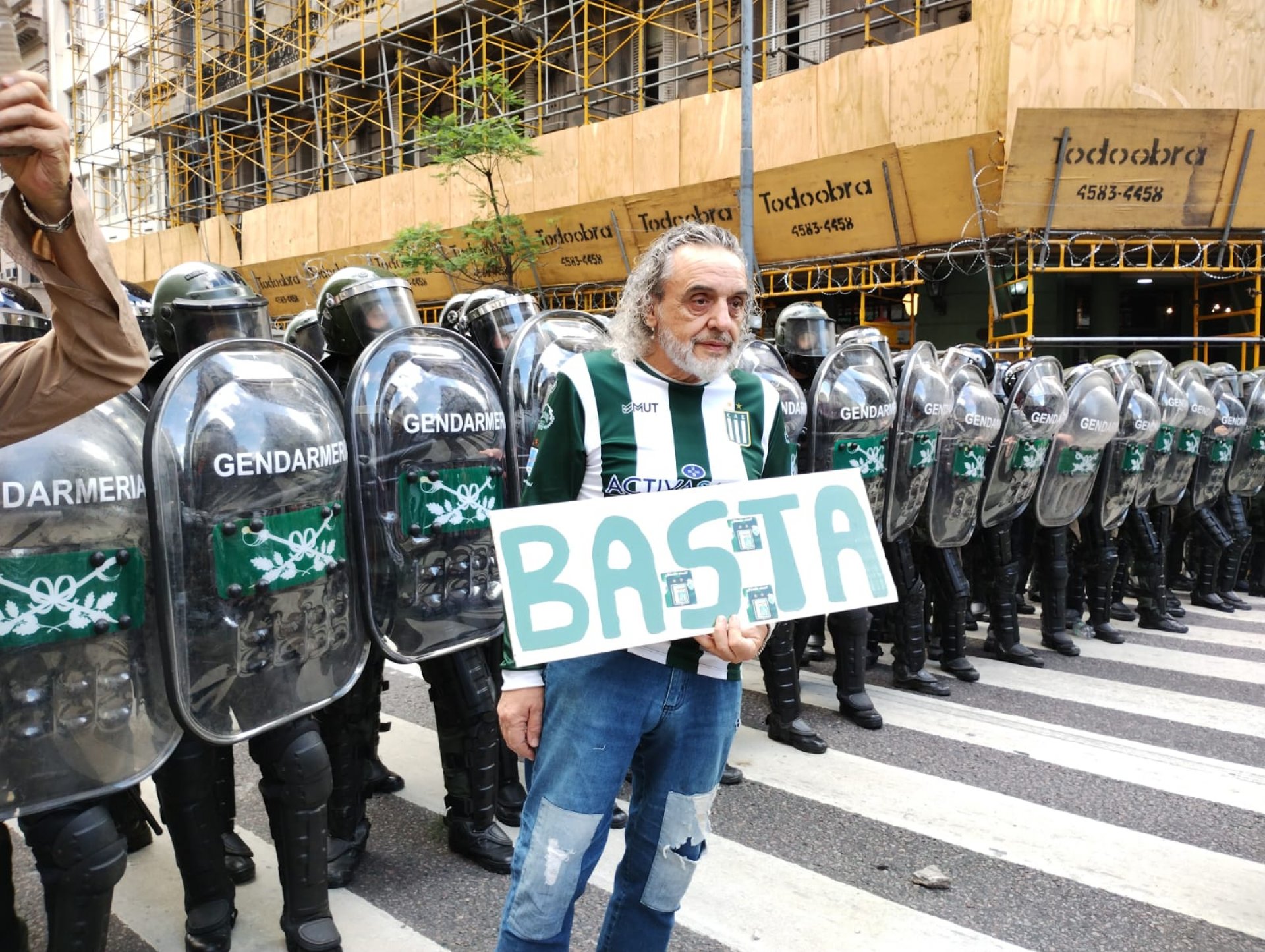 "¿No tenés abuelos, vos?": violenta represión en la marcha por los ...