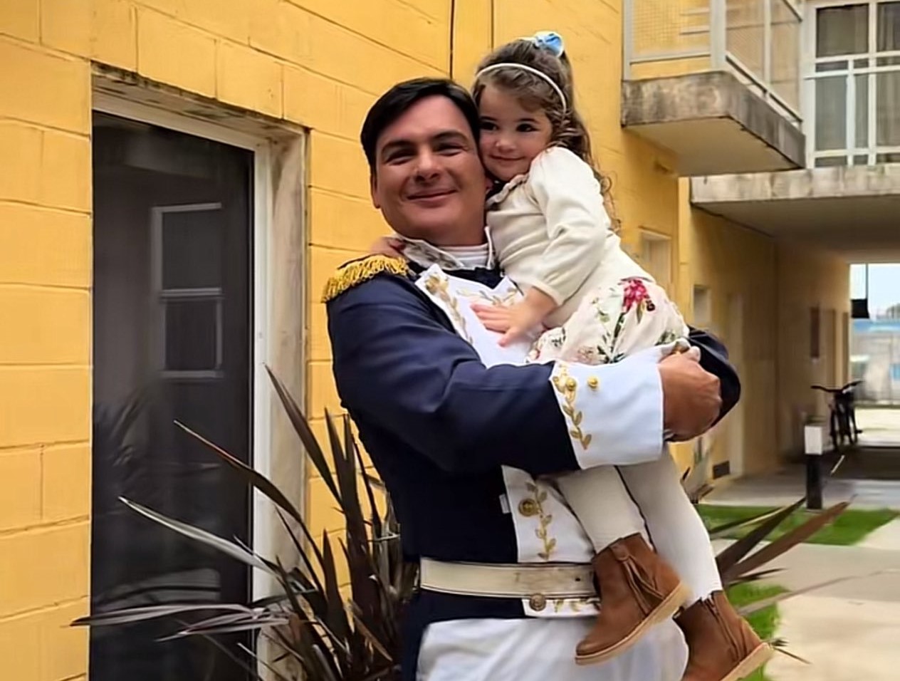 El prócer que volvió por una patriota de tres años: la historia viral ...