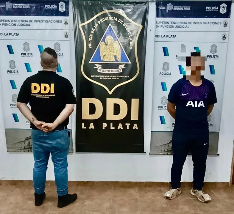 Brutal agresión en una cancha de fútbol: un golpe por la espalda ...